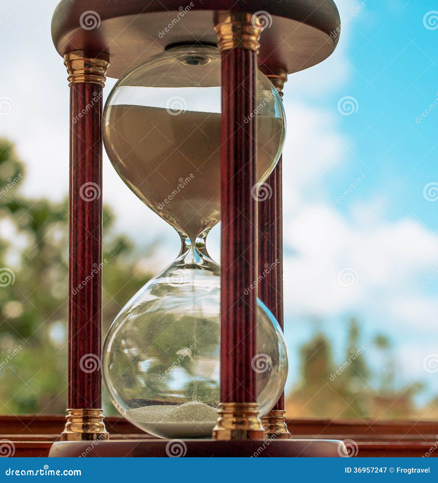 Ampulheta imagem de stock. Imagem de medida, envelhecimento - 36957247