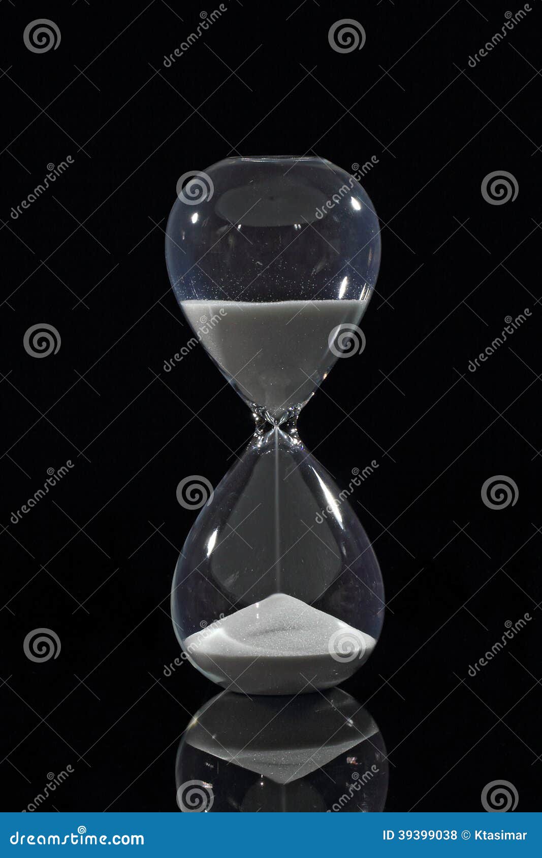 Ampulheta isolada no preto foto de stock. Imagem de constante - 39399038