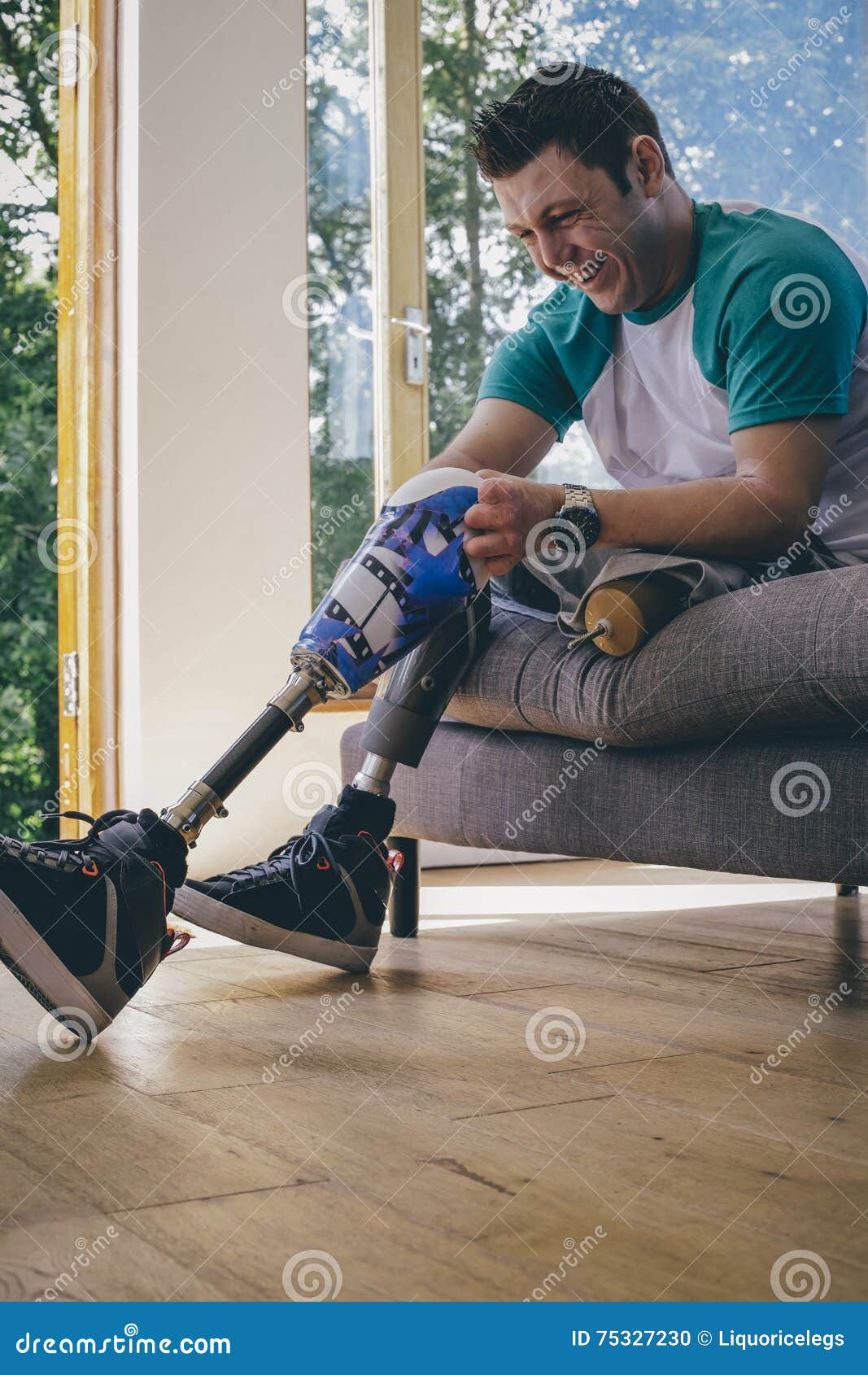 Amputierter, Der Seine Beine Befestigt Stockfoto - Bild von inspiration ...