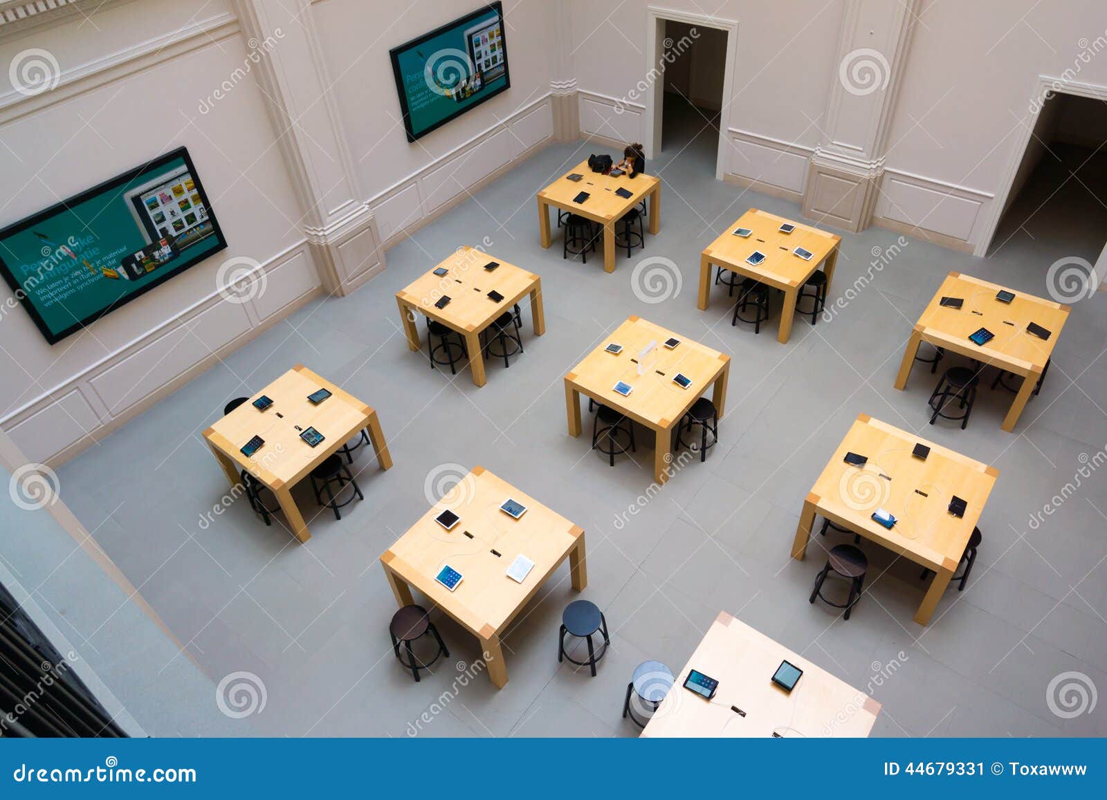 Amsterdam Apple Store Interior Editorial Photo - Image of people ...