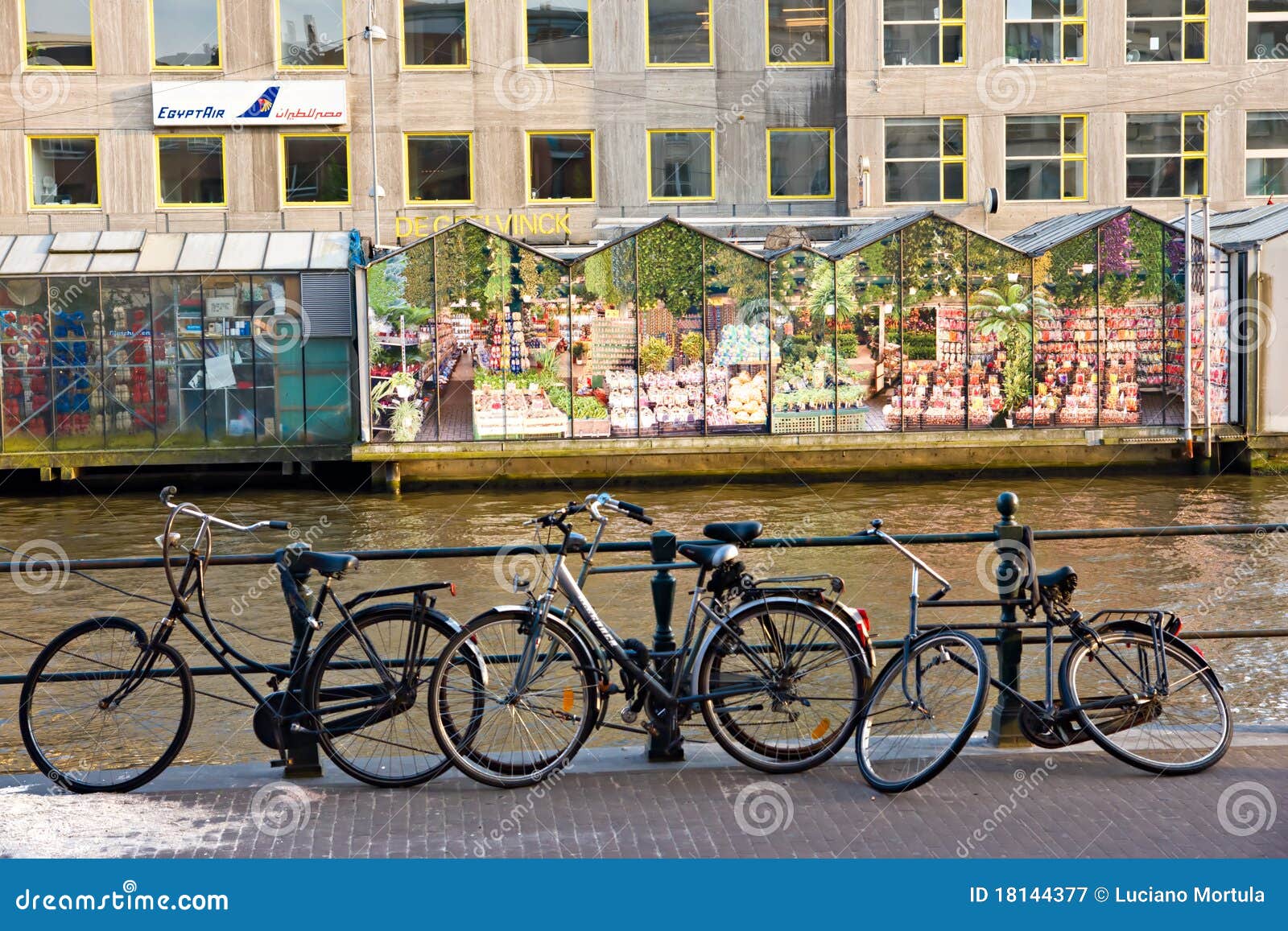 The Amsterdam canal system editorial photography. Image of bike - 18144377