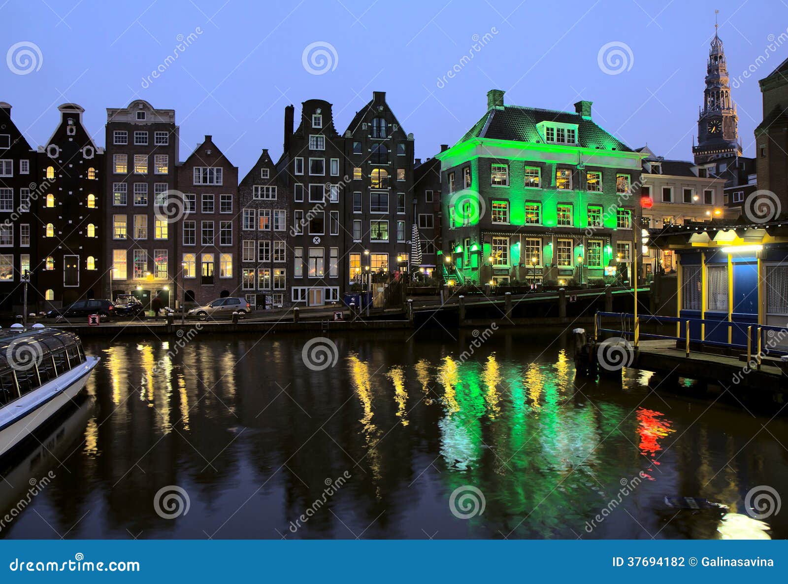 Amsterdam in de avond. stock foto. Image of licht, nachtverlichting ...