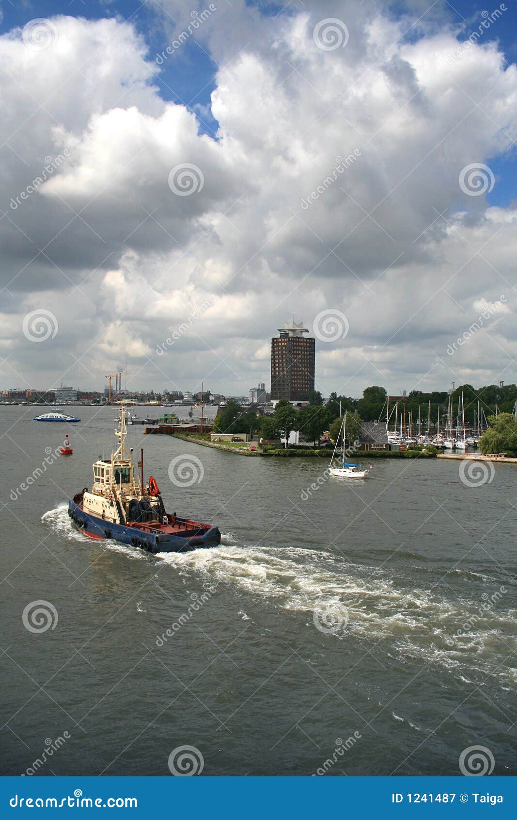 Amsterdam. Sleepboot. Haven. Stock Afbeelding - Image of machtig ...