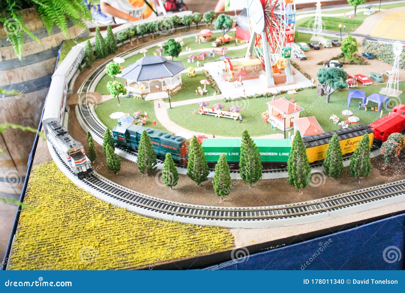 Amtrak train set editorial image. Image of tracks, miniature - 178011340