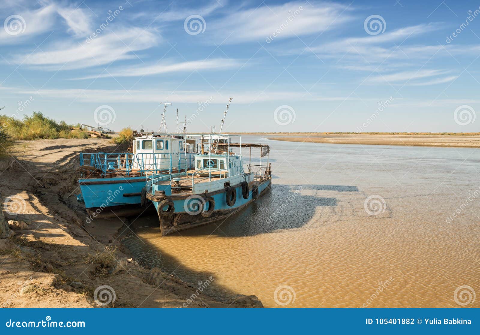 Amu Darya River foto de stock. Imagem de barco, vazio - 105401882