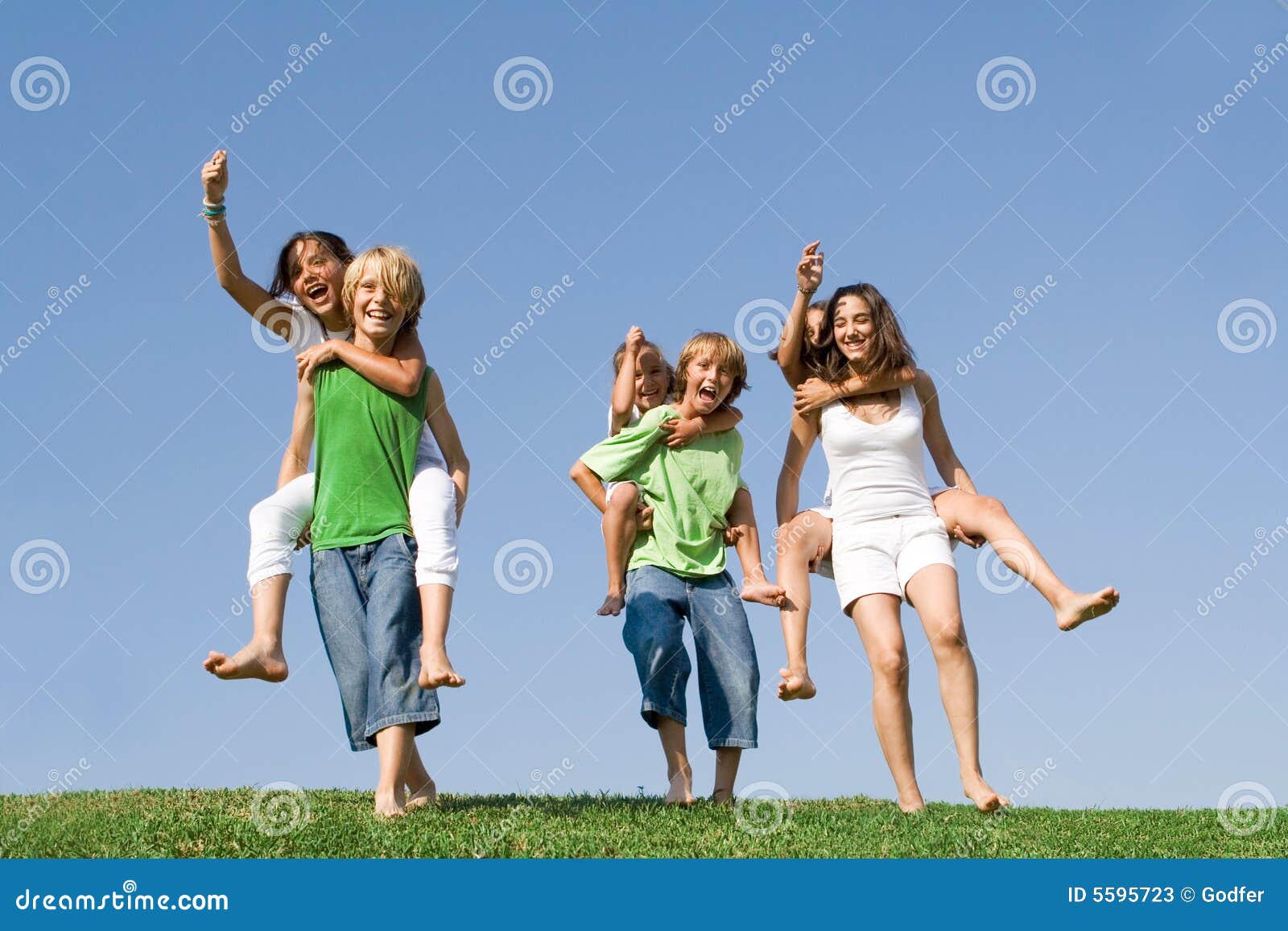 Amusement De Chemin De Piggback Image stock - Image du gens, ferroutage ...