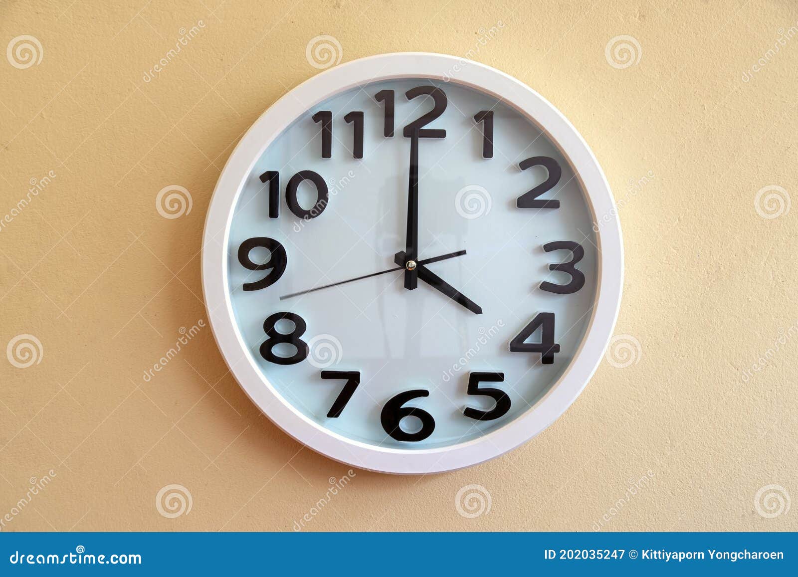 Analog Wall Clock at 4.00 am Pm Stock Image - Image of arrive, line ...