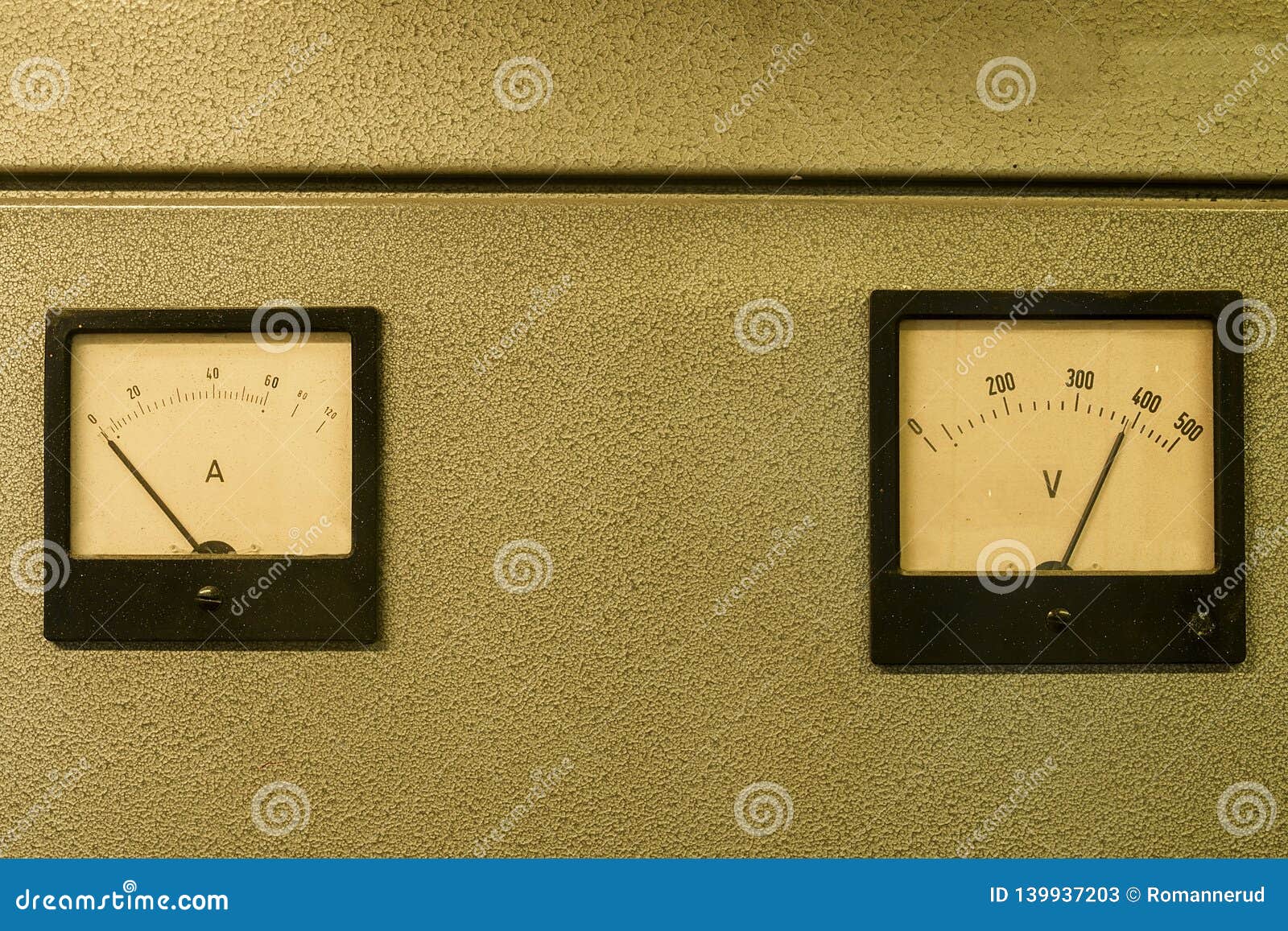 Analoges Amperemeter- Oder -ampere-Meter Und Analoger Voltmeter ...