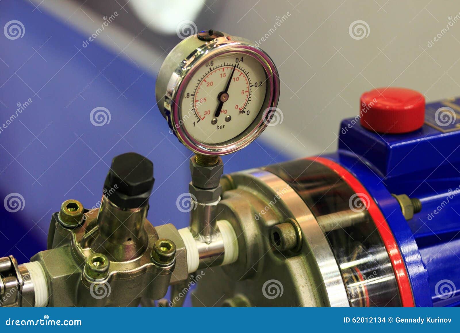 Analogue pressure gauge stock photo. Image of pipe, measurement - 62012134