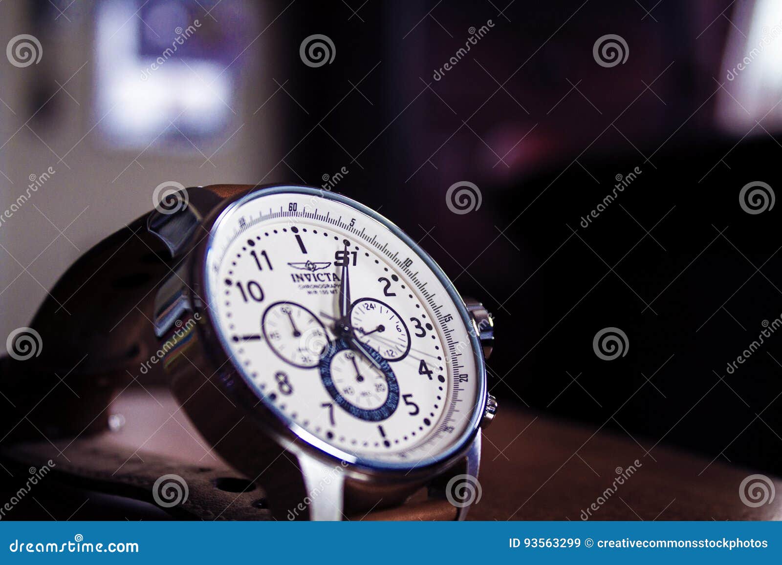 Analogue Wristwatch Picture. Image: 93563299