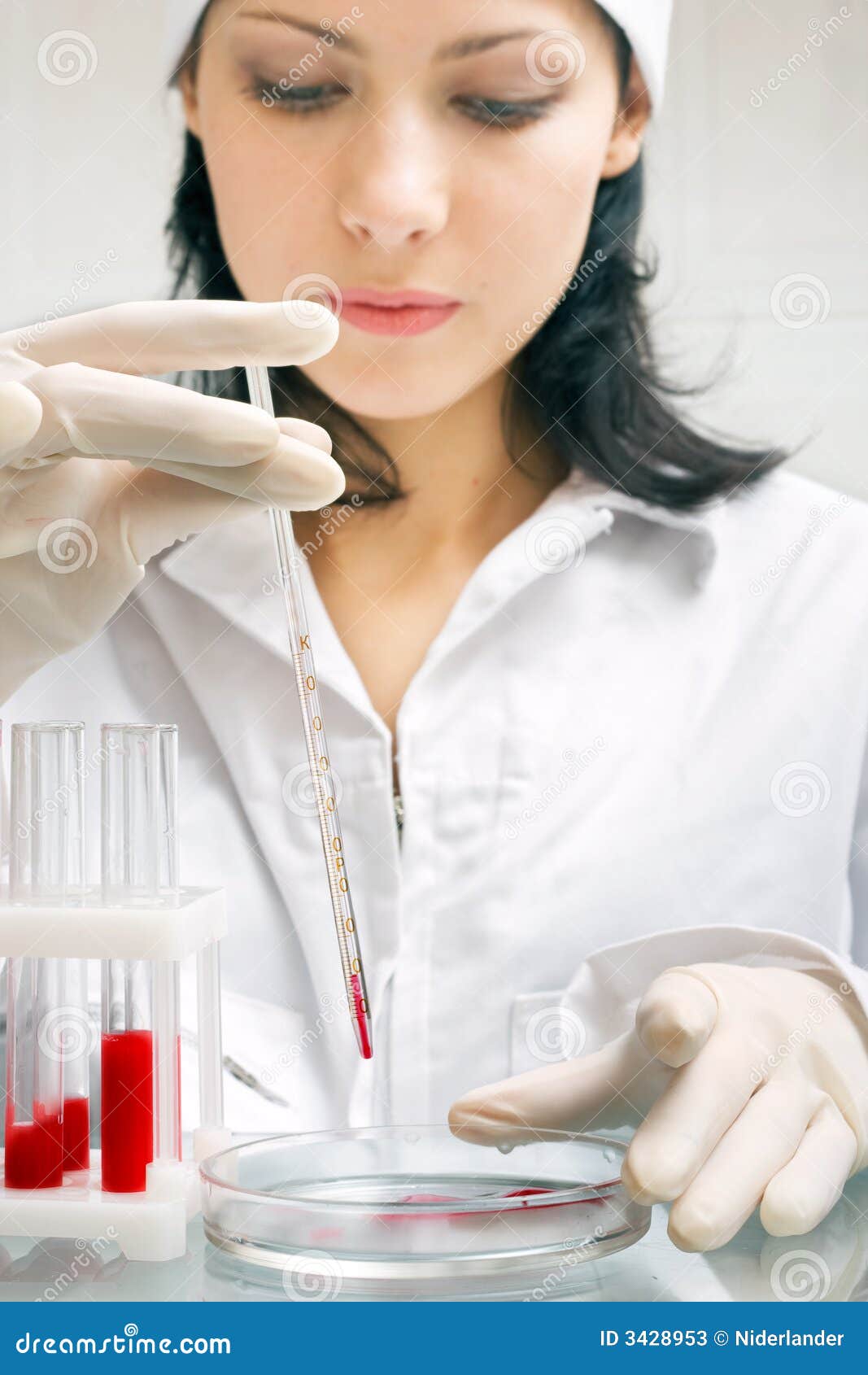Analyse de sang image stock. Image du bleu, mains, microbiologie - 3428953