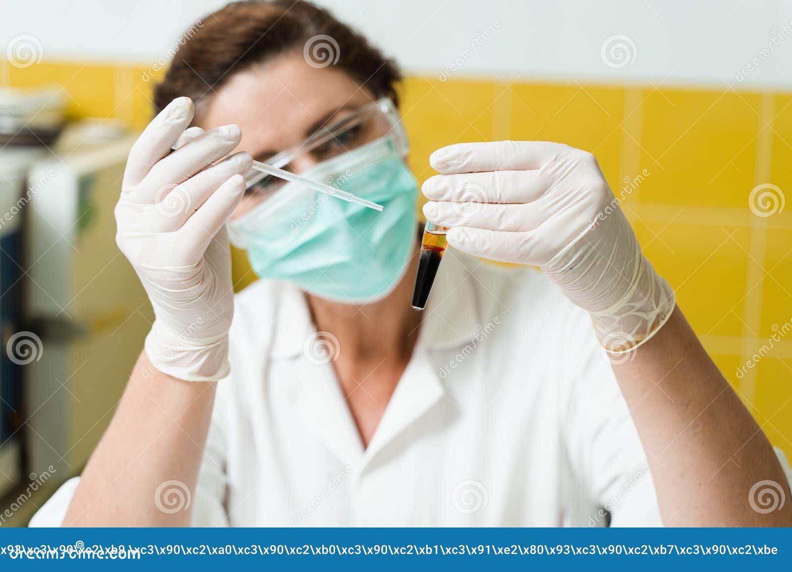 Analyse Du Plasma Sanguin. L'assistant De Laboratoire Tient Un Tube D ... Analyse Du Plasma Sanguin. L'assistant De Laboratoire Tient Un Tube D ...