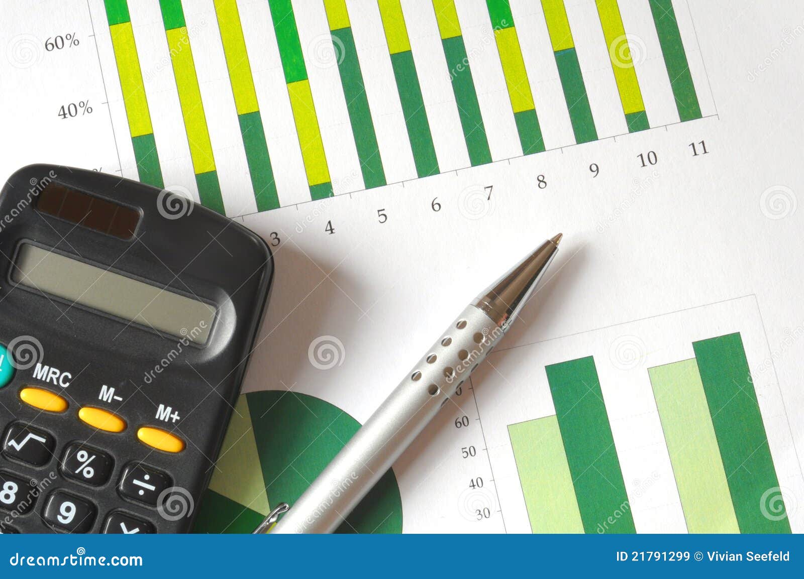 Analyzing a chart stock image. Image of annuel, calculation - 21791299