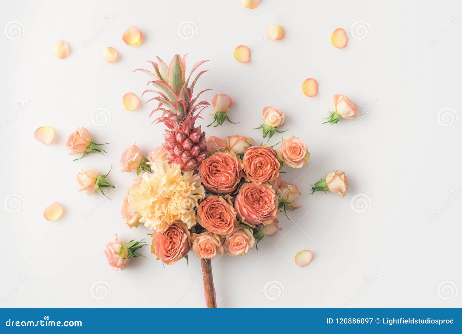 Ananas Rose Dans Le Bouquet De Fleurs Image stock - Image du pétales ...