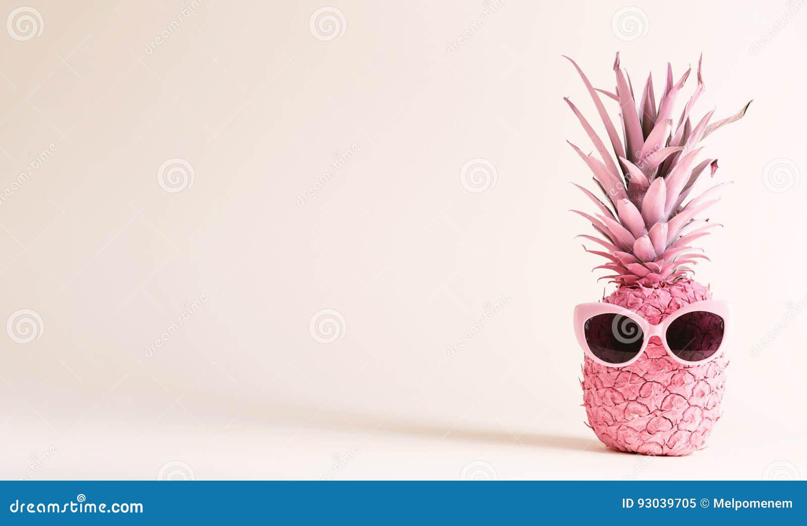 Ananas Rose Peint Avec Des Lunettes De Soleil Image stock - Image du ...