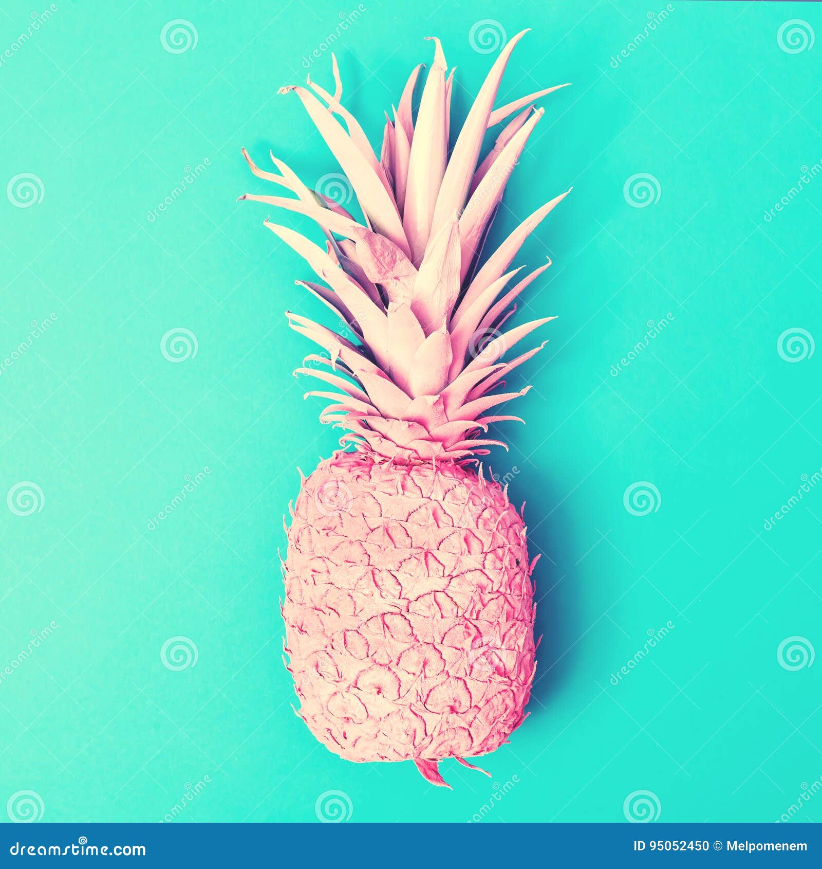 Ananas Rose Sur Un Fond Bleu Photo stock - Image du fruits, créateur ...