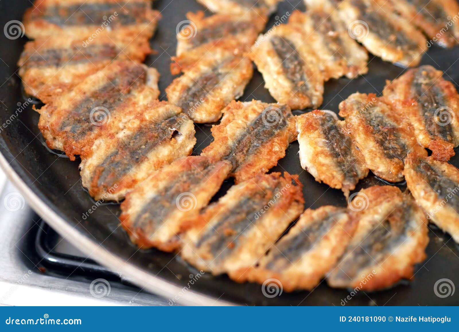 Anchoa Frita Anchoa Al Estilo Turco Frita En Aceite Foto de archivo ...