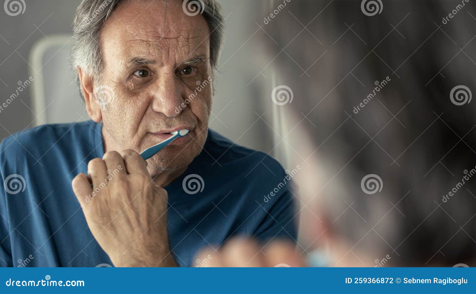 Anciano Cepillando Sus Dientes Foto de archivo - Imagen de retrato ...