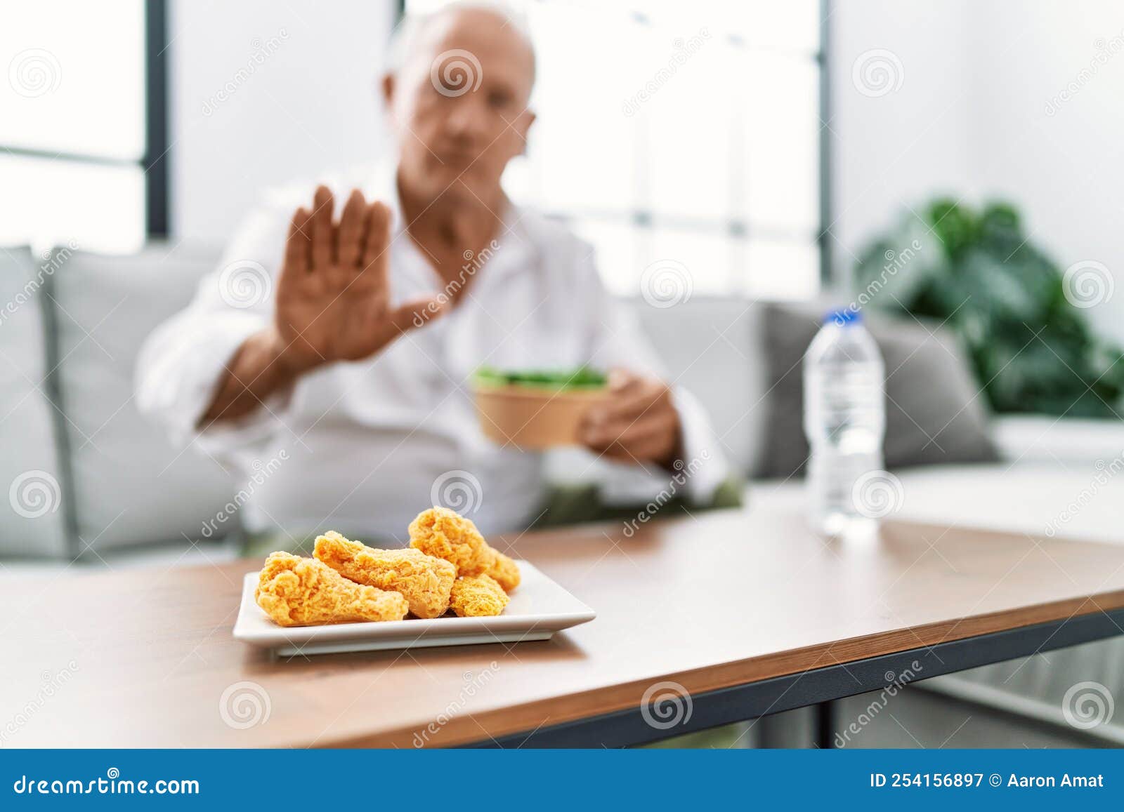Anciano Pidiendo Comida Saludable En Casa Imagen de archivo - Imagen de ...