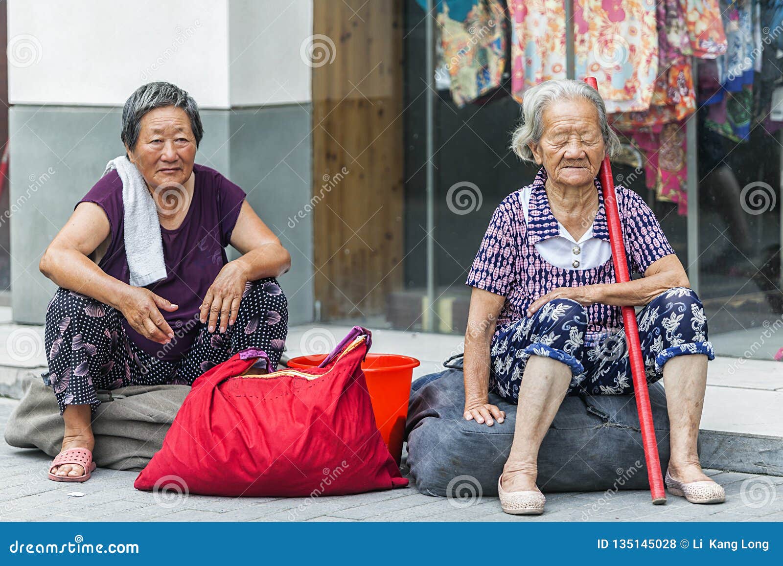 Ancianos ciegos foto de archivo editorial. Imagen de siéntese - 135145028