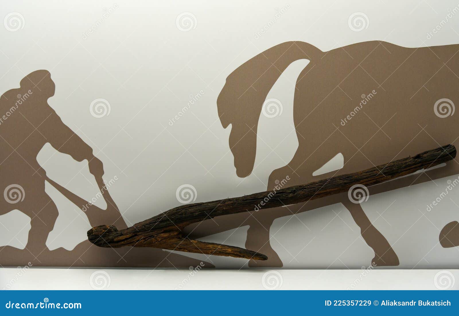 Ancienne Charrue En Bois Pour Labourer Un Champ Image stock - Image du ...
