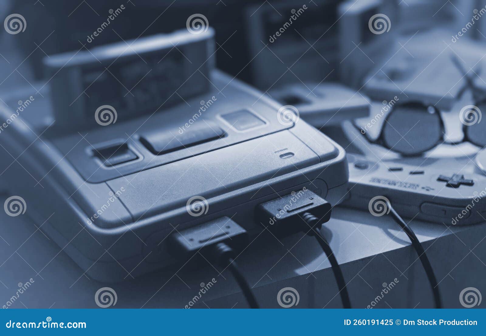 Ancienne Console De Jeu Populaire Image stock - Image du cassettes ...