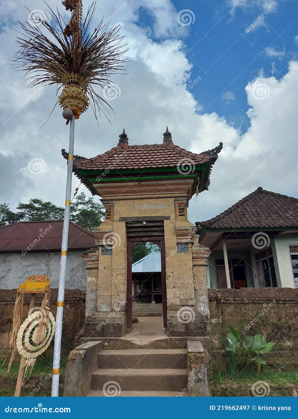 An ANCIENT BALINESE ENTERING GATE Stock Image - Image of gusti ...