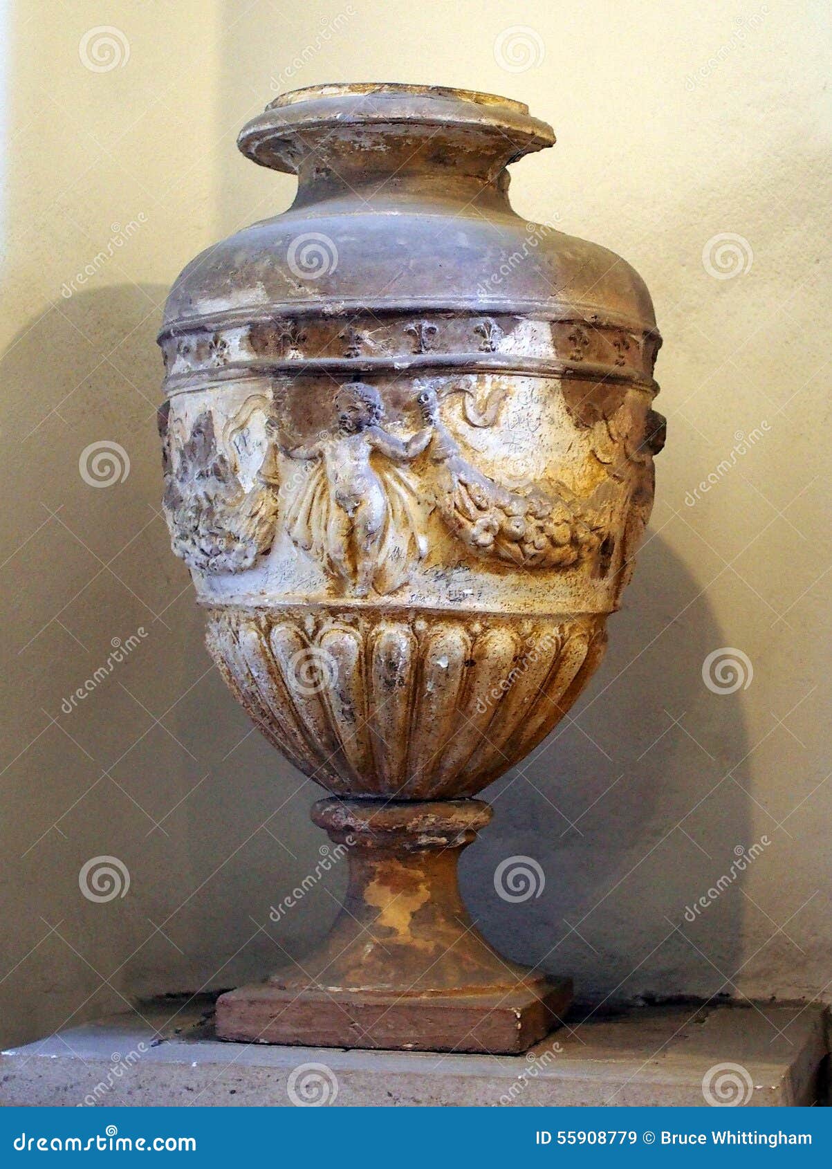 Ancient Ceramic Urn, Tivoli, Italy Editorial Stock Image - Image of ...
