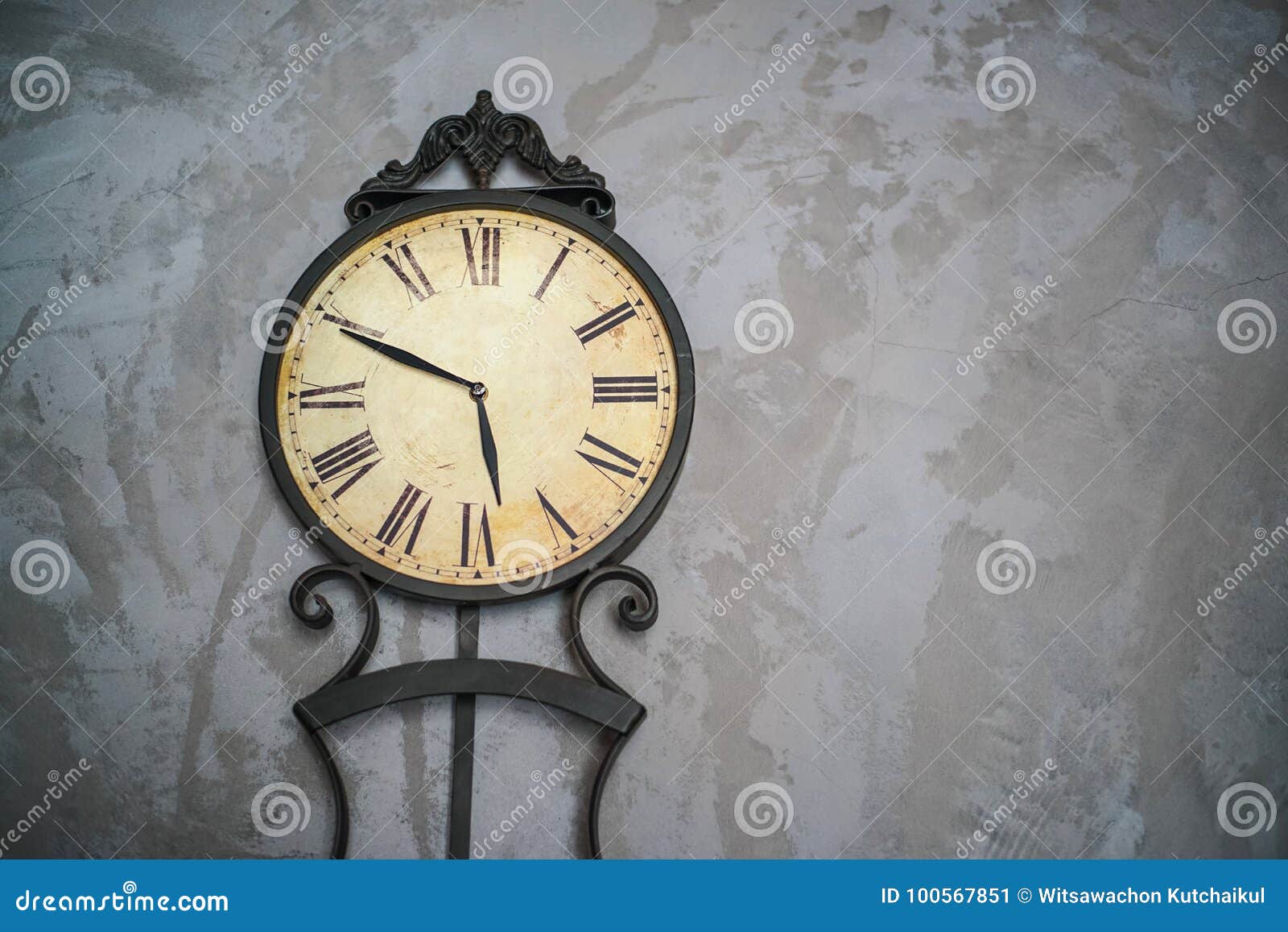 Ancient Clock Royalty-Free Stock Photo | CartoonDealer.com #100567851
