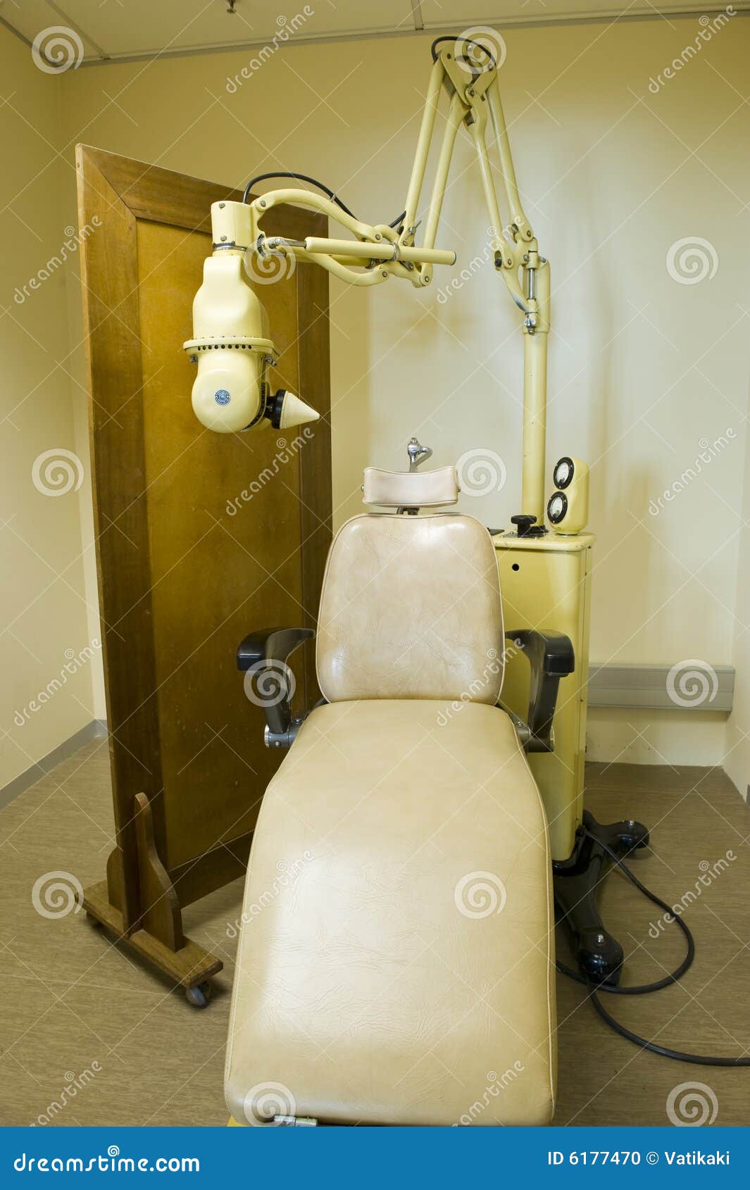 An Ancient Dental X-ray Machine Stock Photo - Image of clinic ...