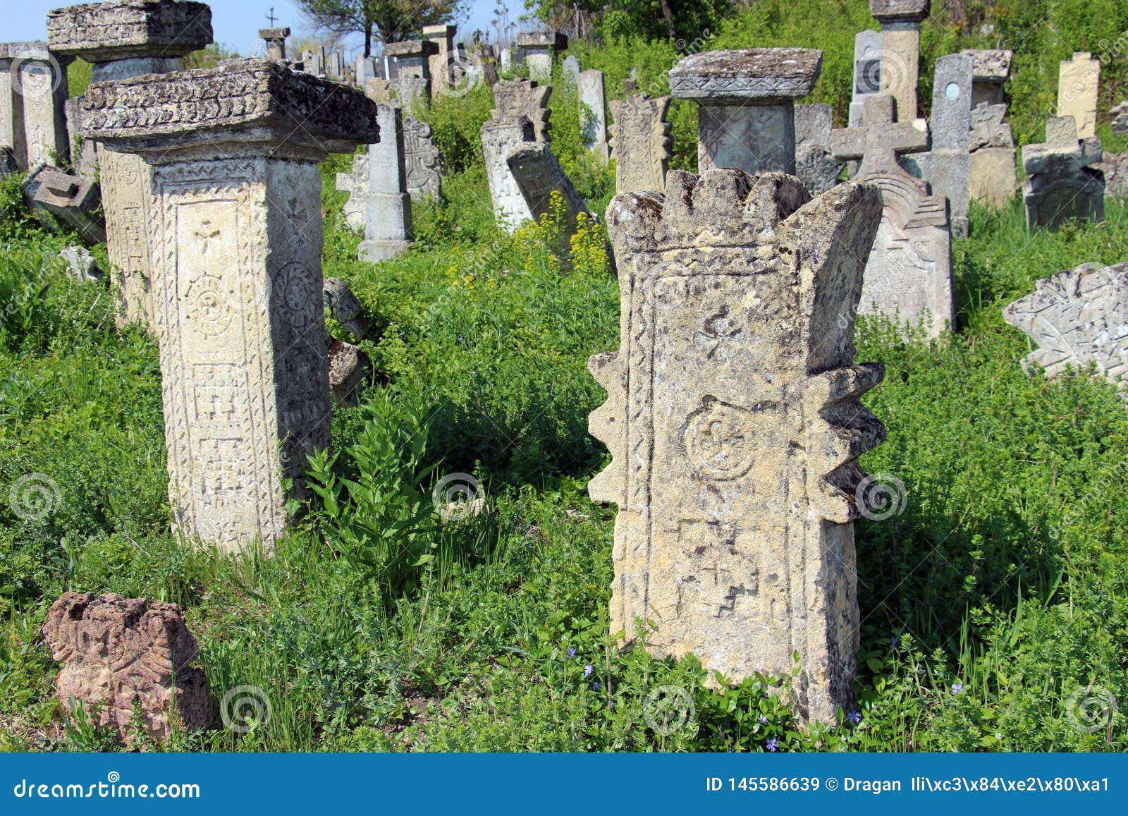 Ancient Graveyard Tombs With Edinburgh Castle In The Background ...
