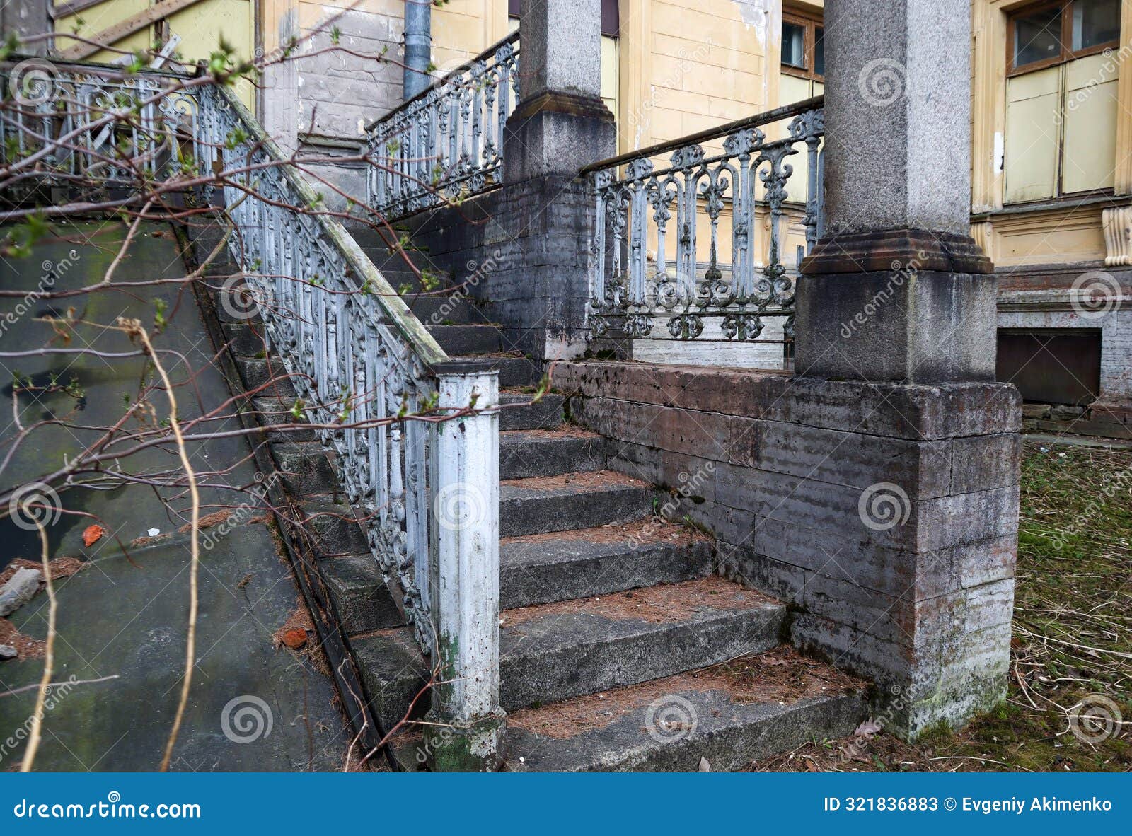 Ancient Staircase in an Abandoned Manor Stock Image - Image of manor ...