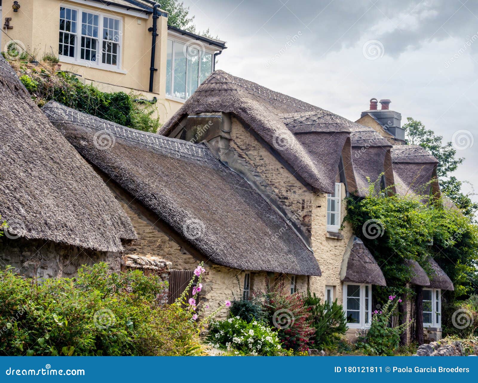 Ancient thatched cottage editorial photo. Image of landscape - 180121811