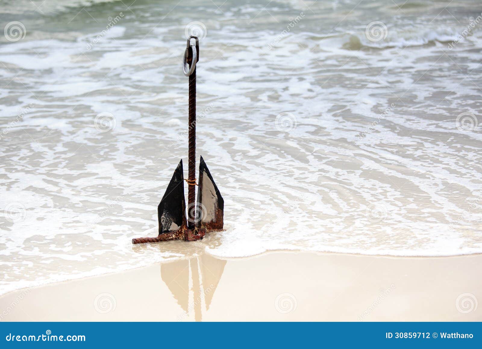 Ancla en la playa foto de archivo. Imagen de hierro, encadenamiento ...