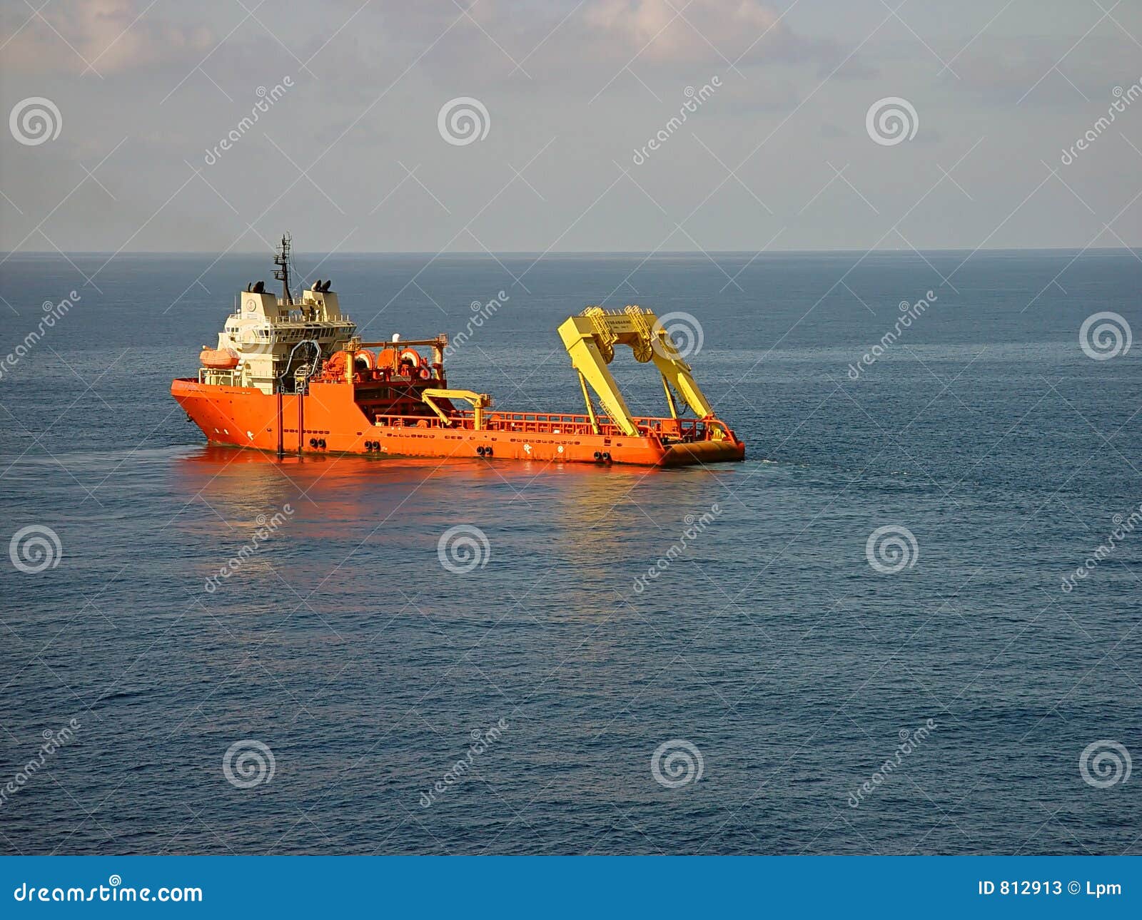 Ancla que maneja el barco imagen de archivo. Imagen de barco - 812913