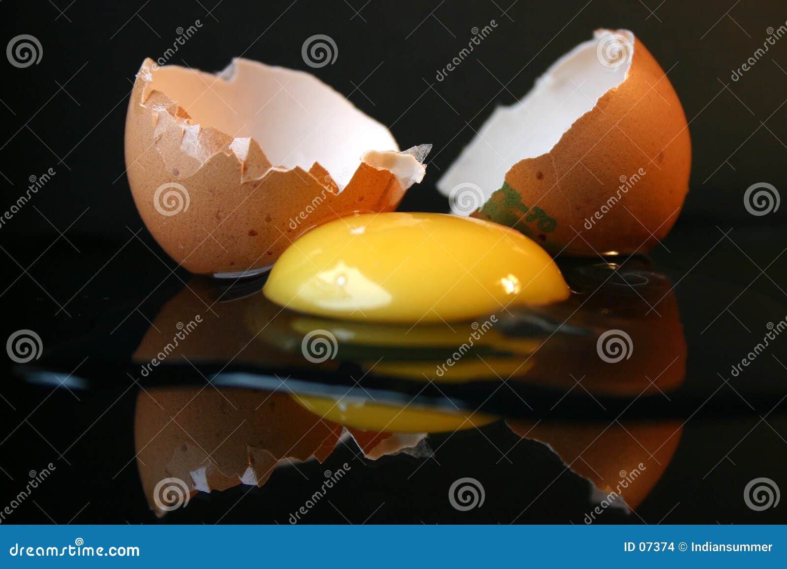 Ancora-vita Con Un Uovo Rotto II Fotografia Stock - Immagine di tuorlo ...