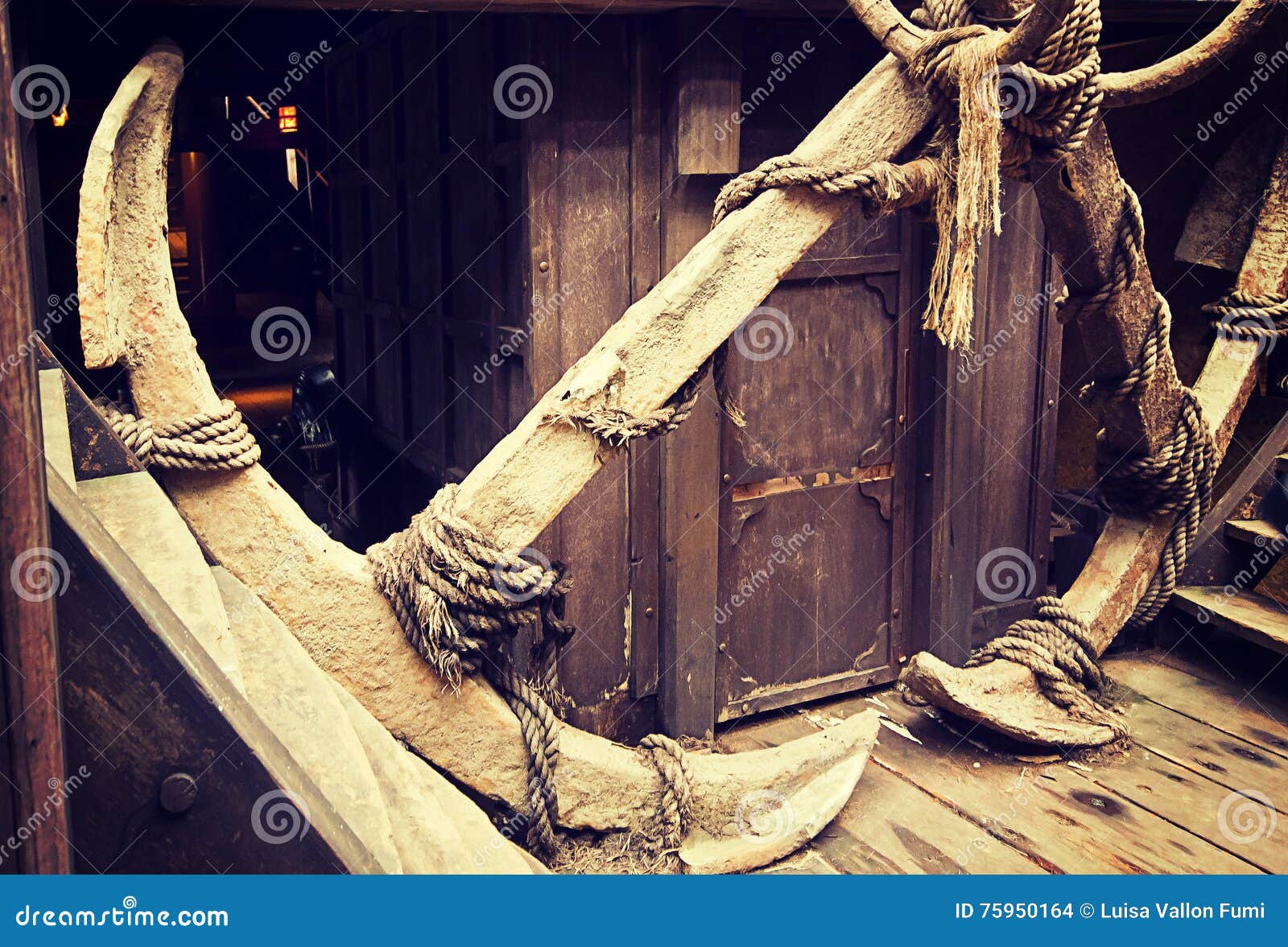 Ancore Antiche Sulla Nave D'annata Fotografia Stock - Immagine di corsa ...