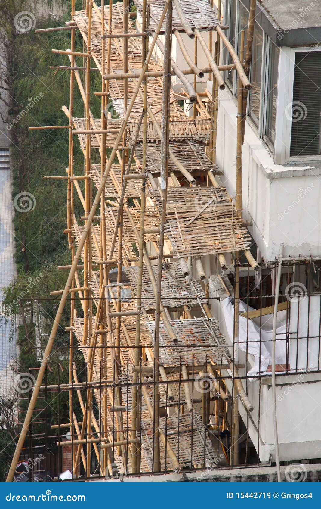 Andaime de bambu imagem de stock. Imagem de perigo, oriental - 15442719