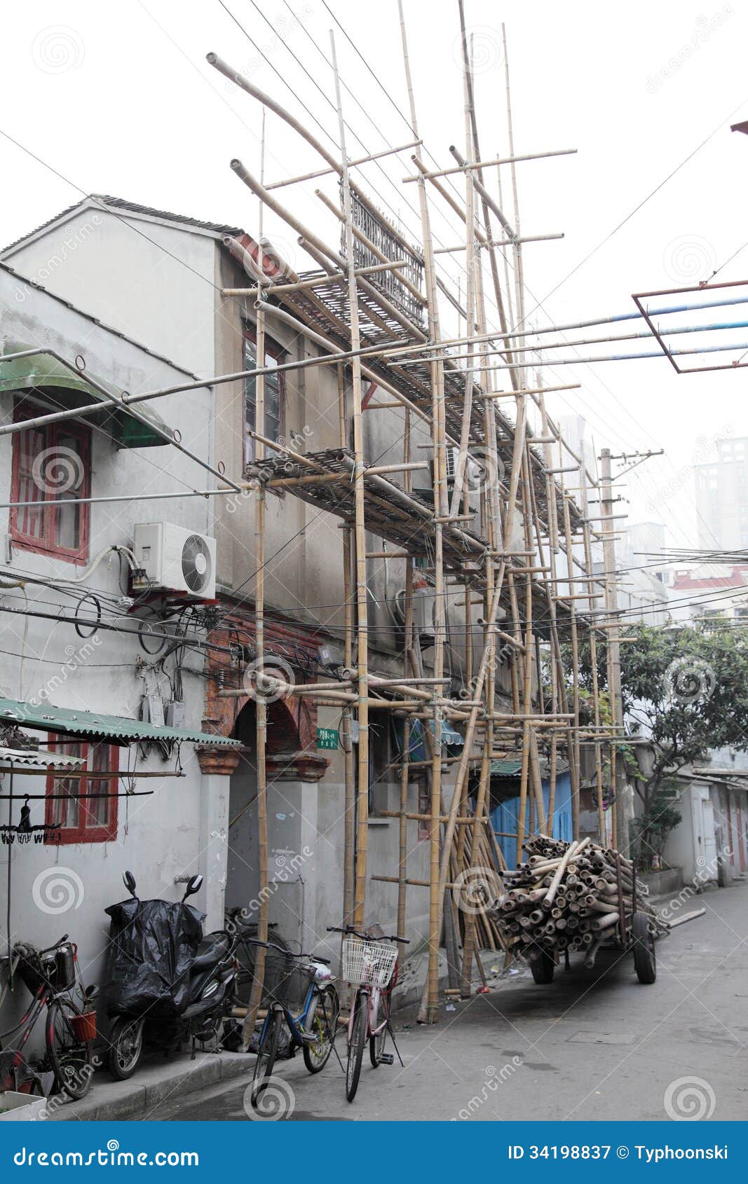 Andaime de bambu em China imagem de stock. Imagem de reparo - 34198837