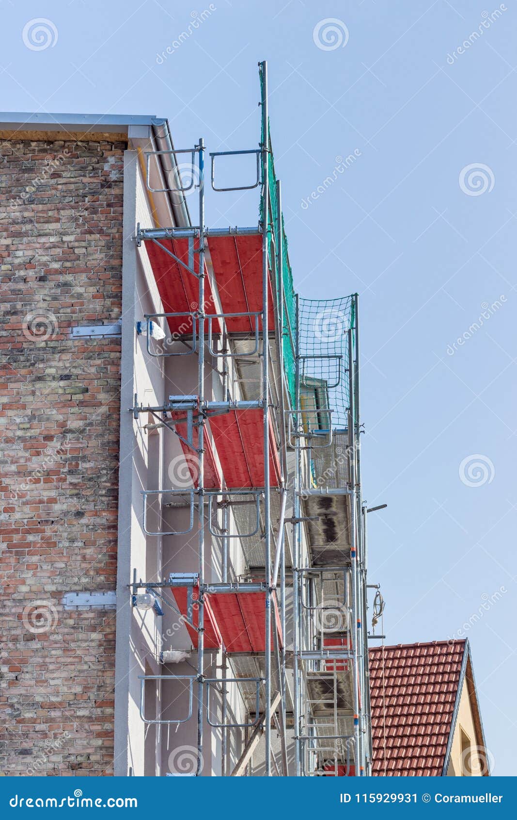 Andamio Con Los Tablones Rojos Imagen de archivo - Imagen de casa ...
