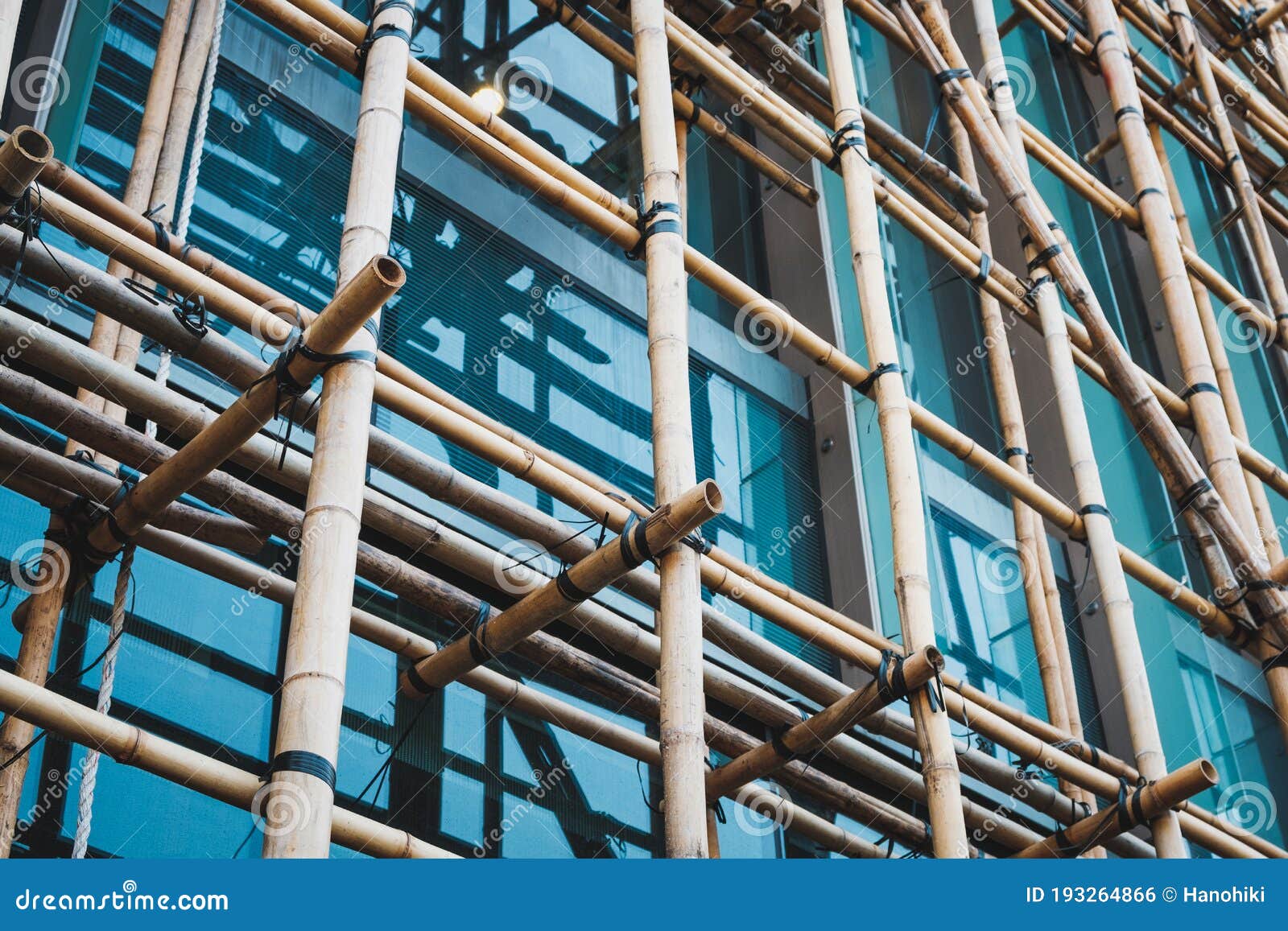 Andamio De Bambú En La Construcción Foto editorial - Imagen de exterior ...