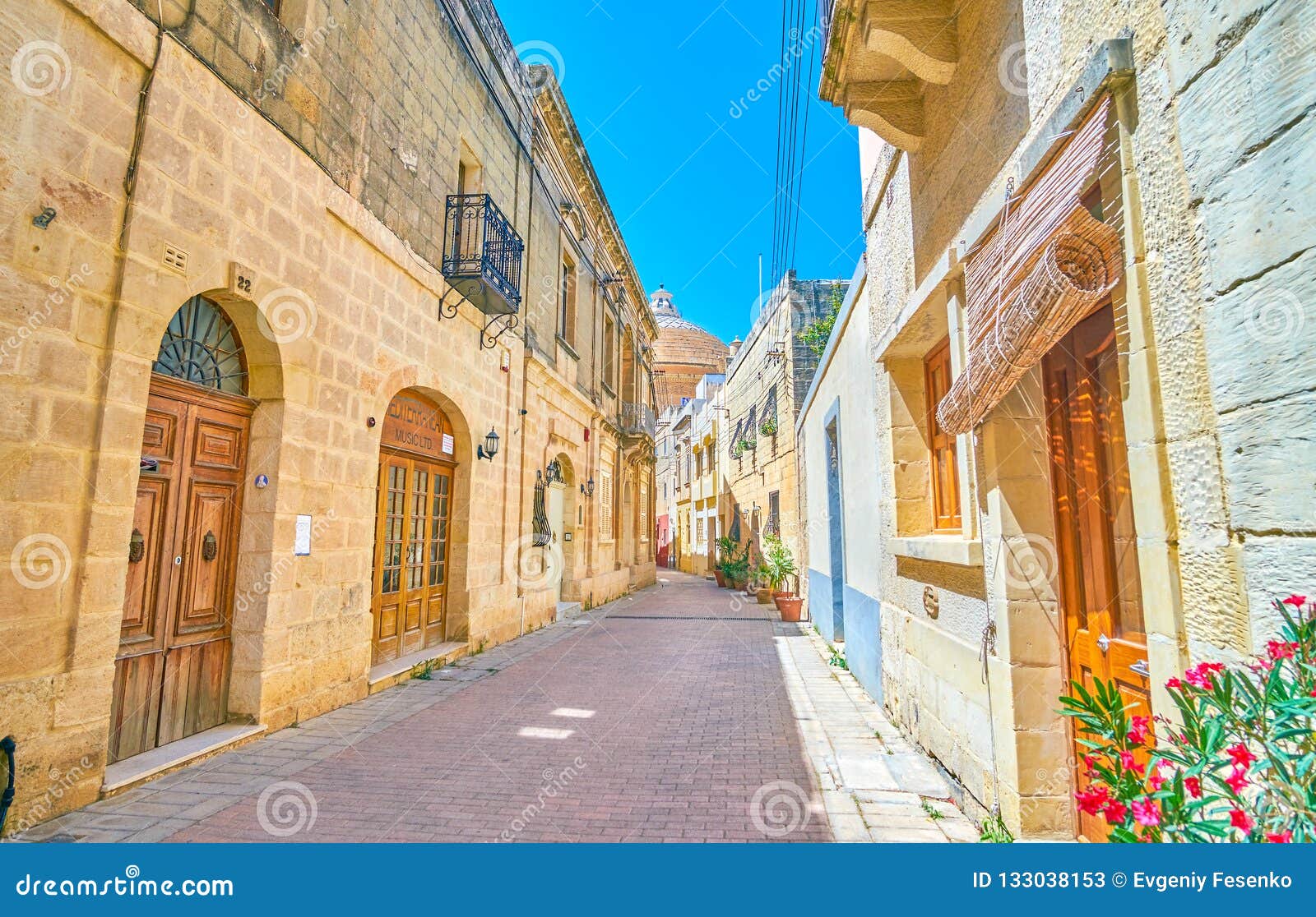 Andando Ao Longo Das Ruas Em Mosta, Malta Foto de Stock Editorial ...