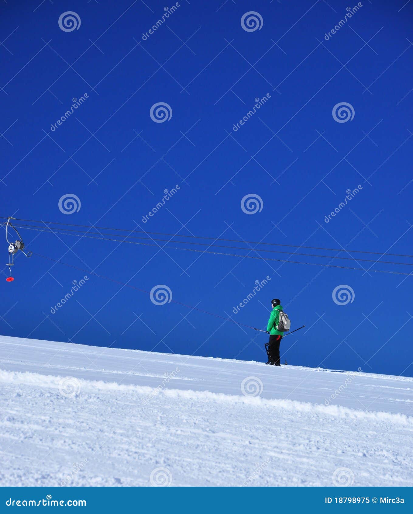 Andando in su sul pendio immagine stock. Immagine di sciatrice - 18798975