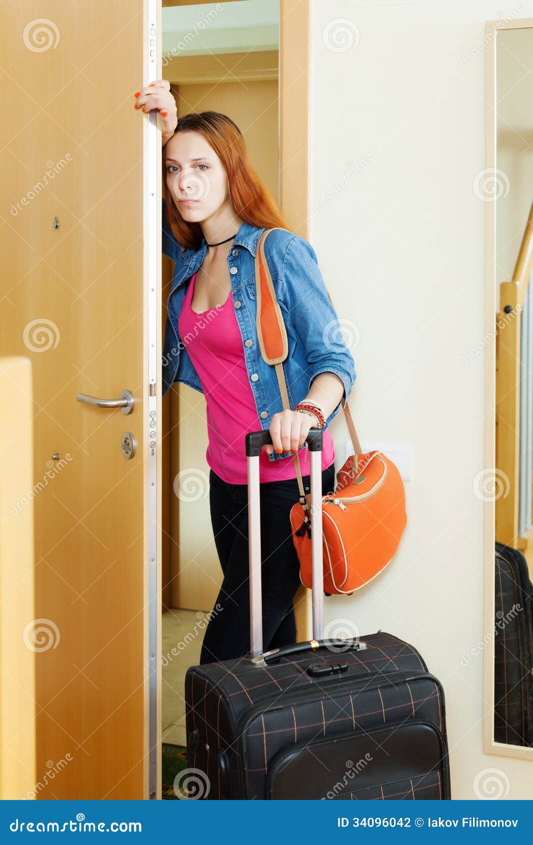 Andare Via Di Casa Triste Della Donna Fotografia Stock - Immagine di ...