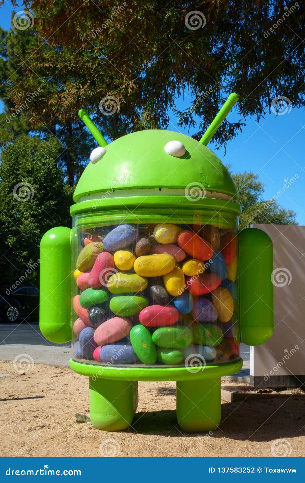 Android Statue in Googleplex Headquarters Main Office Editorial ...