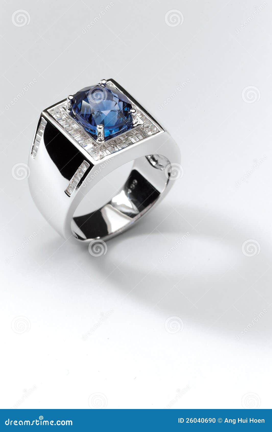 Anel azul do rubi foto de stock. Imagem de caro, prata - 26040690