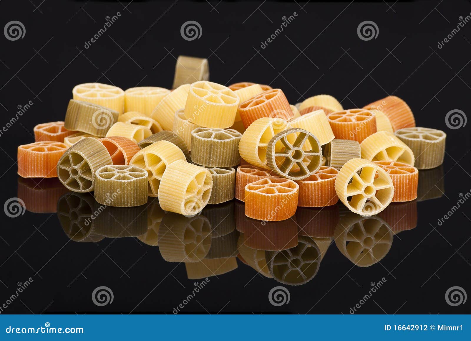 Anelli della pasta fotografia stock. Immagine di colore - 16642912
