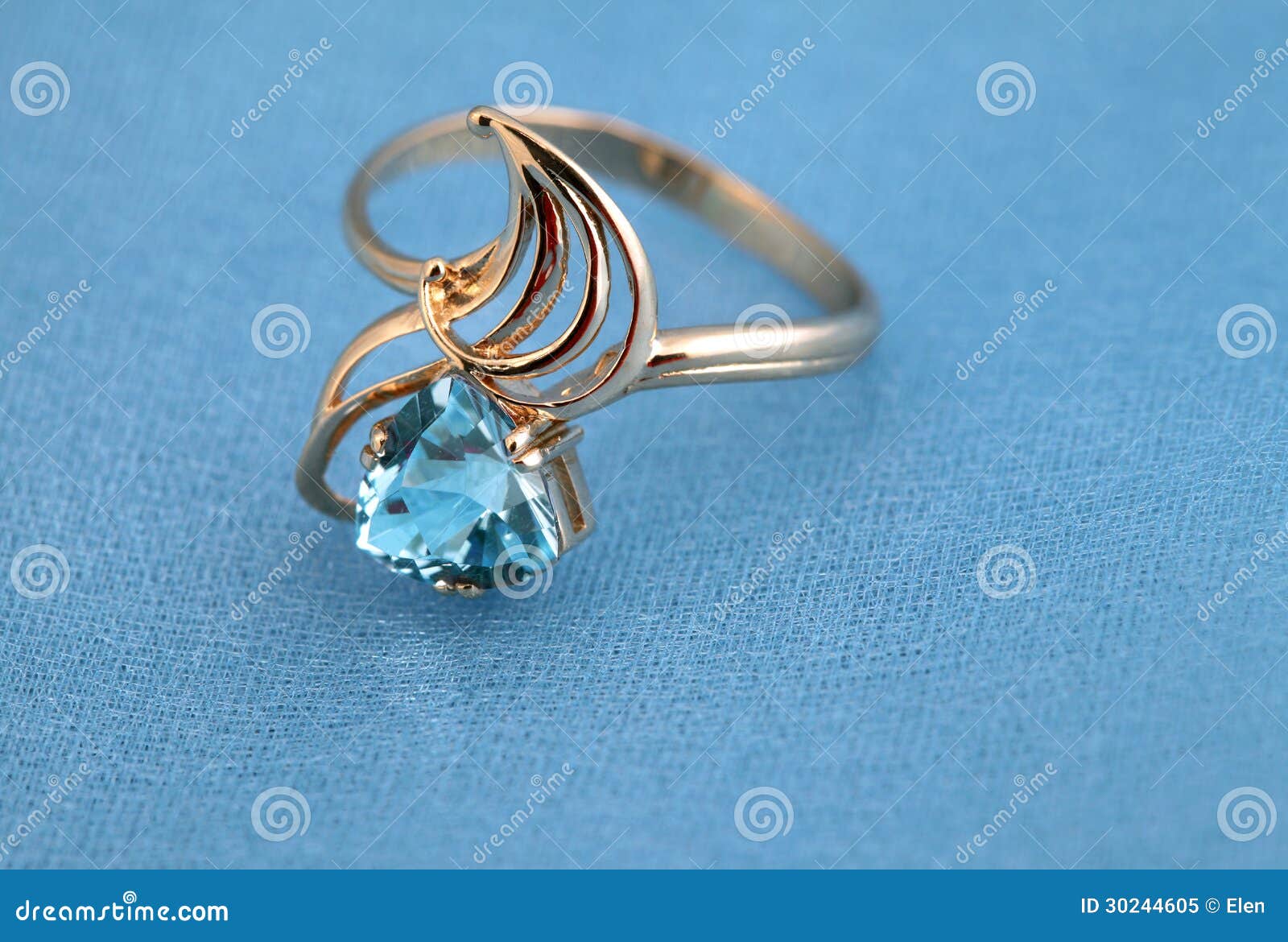 Anello Dorato Dei Gioielli Con Topazio Blu Immagine Stock - Immagine di ...