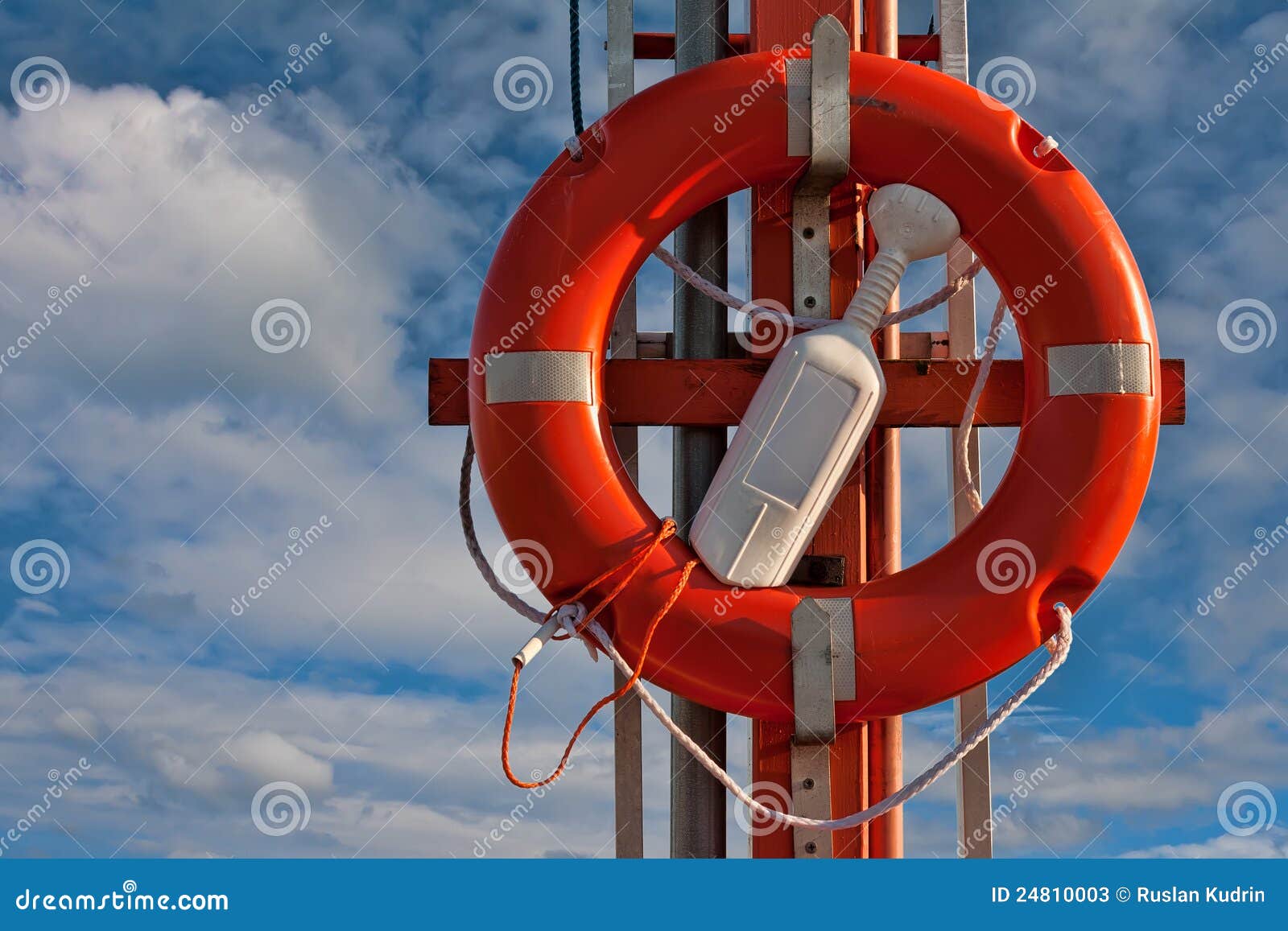 Anello Rosso Di Salvataggio in Cielo Immagine Stock - Immagine di ...