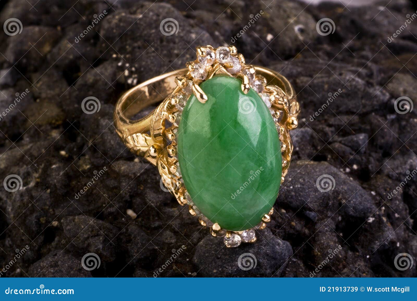 Anello verde della giada. immagine stock. Immagine di chiusura - 21913739